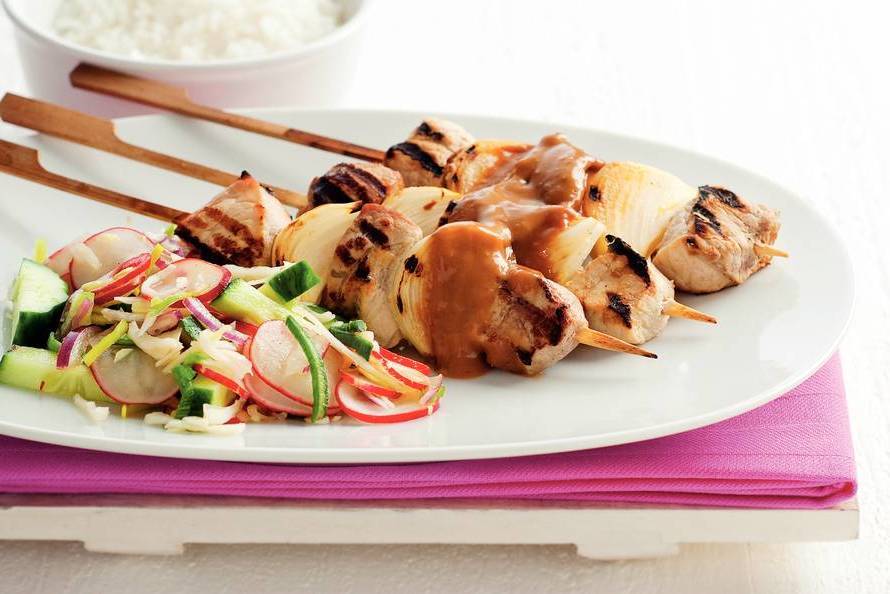 Satay with sweet and sour raw vegetables - Recipe Guide