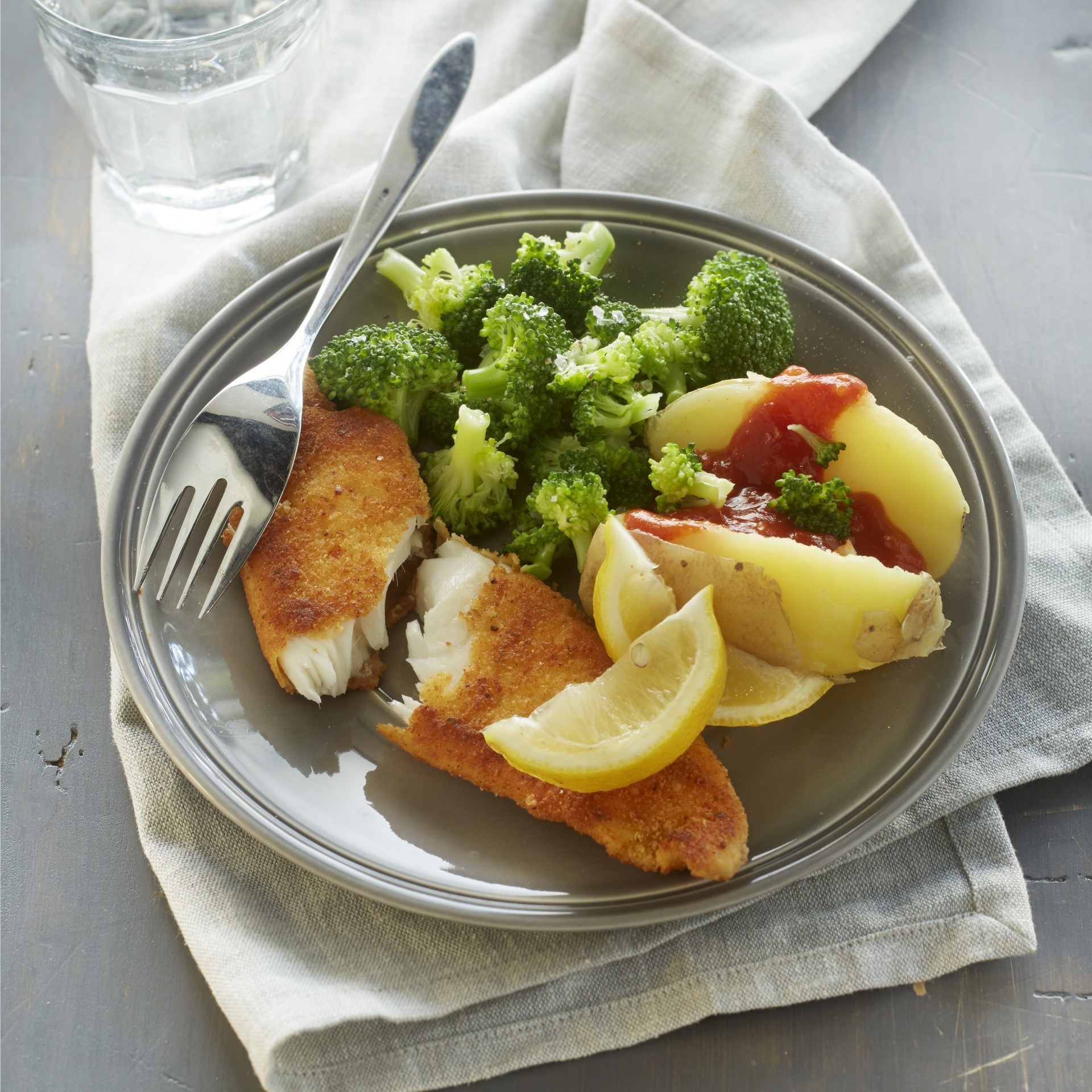 Spicy fish schnitzel with baked potato - Recipe Guide